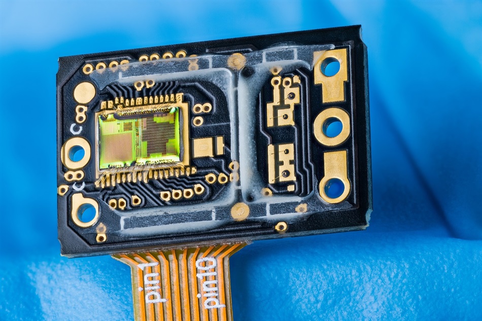 Optoelectronic Sensor Switches Between Sensing and Memory